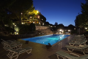 Piscina exterior sazonal, uma piscina de exercícios, espreguiçadeiras