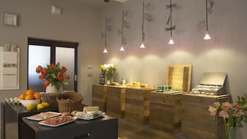Café da manhã com buffet todos os dias (EUR 10 por pessoa)