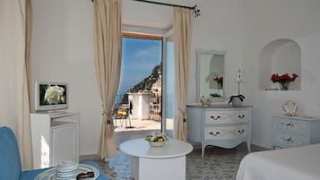 Apartamento (Two Bedroom, Sea View) | Minibar, cofre no quarto, secretária, cortinas/cortinados opacos