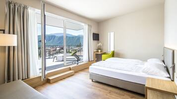 Roupa hipoalergénica, minibar, cofre no quarto, secretária
