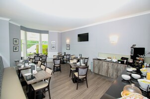 Café da manhã completo diário (GBP 9 por pessoa) 