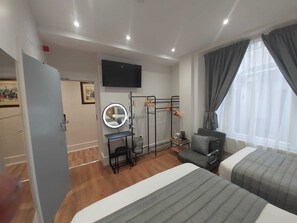 Quarto Quádruplo Familiar | Ferro/tábua de engomar, Wi-fi grátis, roupa de cama fornecida