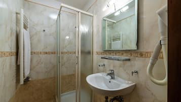 Quarto Duplo Superior, vista para o canal | Casa de banho | Um bidé, toalhas fornecidas