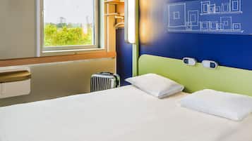 Quarto Duplo | Com mobília individualizada, secretária