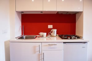 Geladeira, cooktop, cafeteira/chaleira