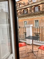 Quarto Clássico com Cama de Casal, terraço | Minibar, secretária, secretária adequada para computadores portáteis 
