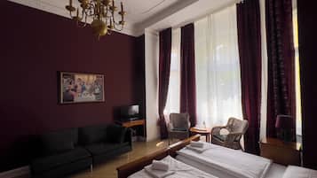 Quarto Triplo | Com decoração personalizada, cortinas/cortinados opacos