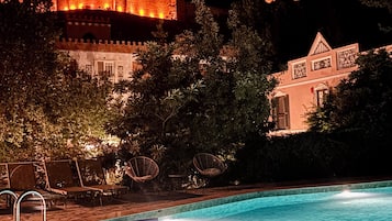 Piscina exterior sazonal, da(s) 8:00 à(s) 20:00, guarda-sóis