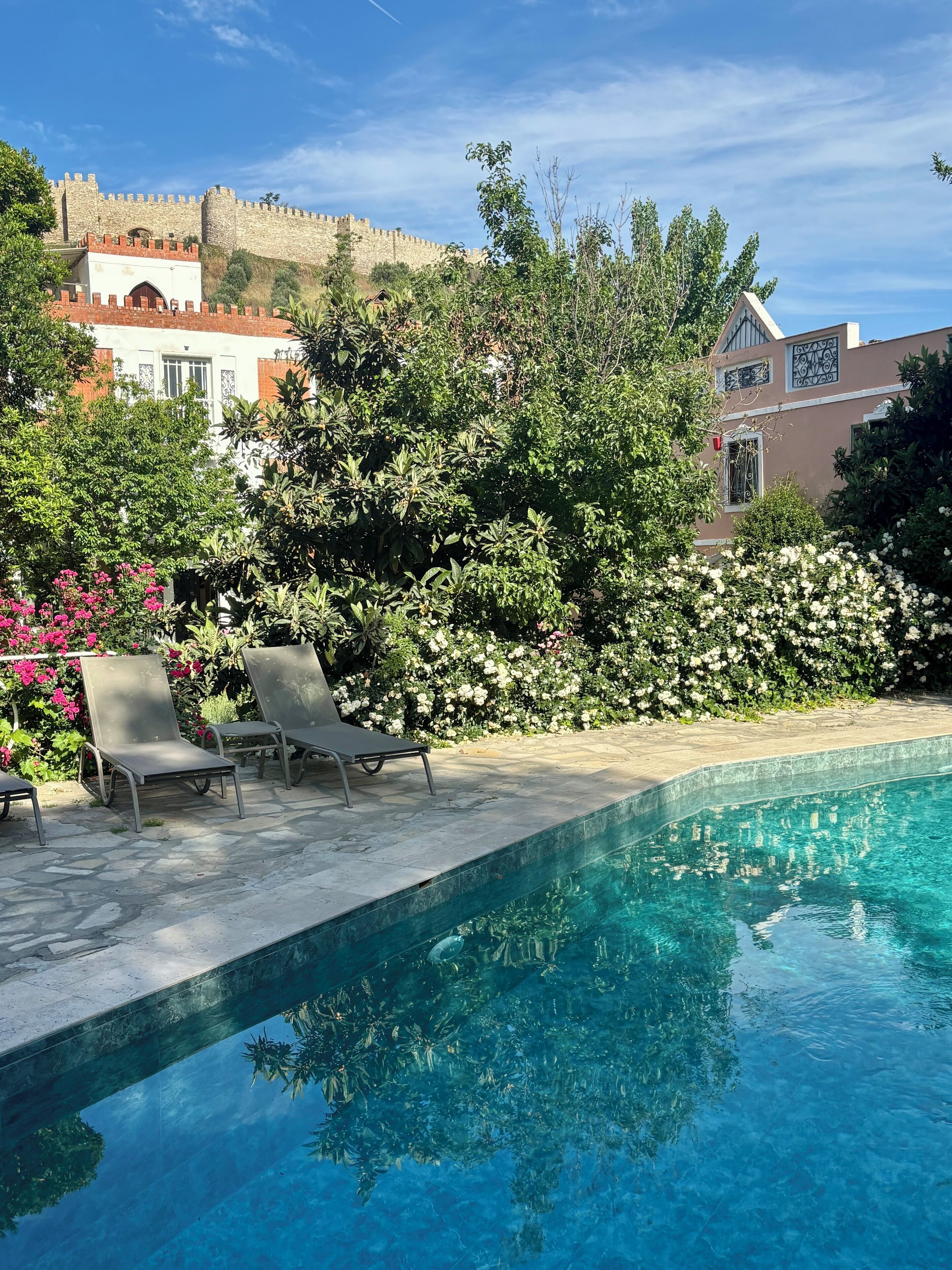 Piscina exterior sazonal, da(s) 8:00 à(s) 20:00, guarda-sóis 