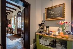 Pequeno-almoço tipo buffet diário mediante uma taxa 