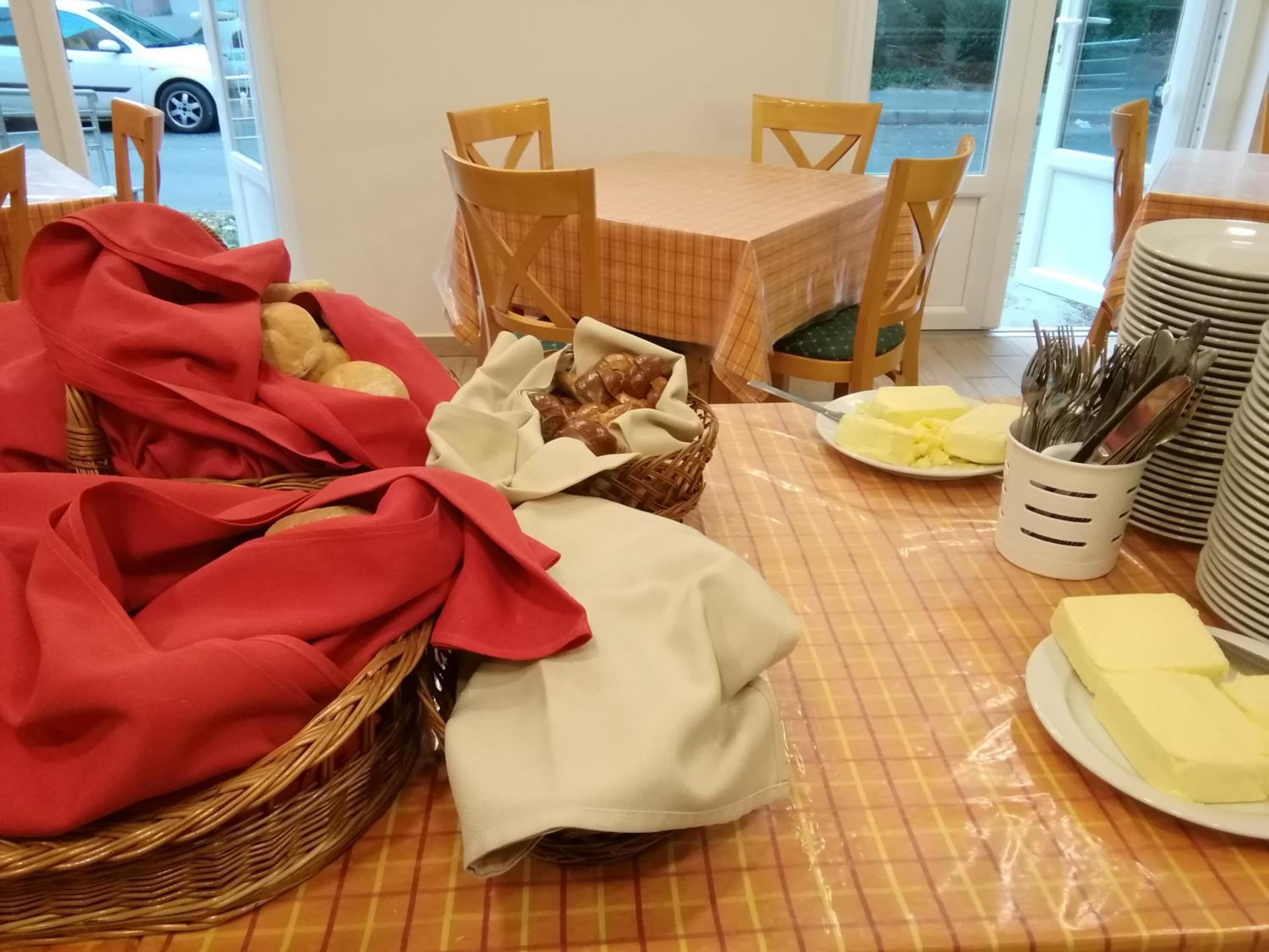 Buffet de café da manhã com diversos alimentos e utensílios.