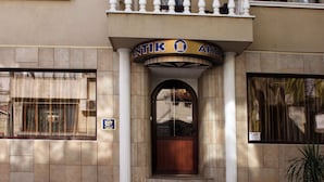 Entrada de um edifício com uma placa que diz "ANTIK AHTI".