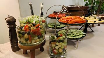 Café da manhã com buffet todos os dias (EUR 10.00 por pessoa)
