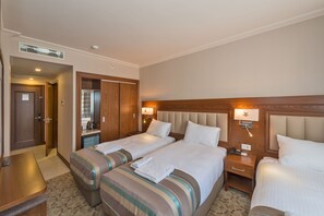 Quarto Triplo Deluxe | Roupa de alta qualidade, minibar, cofre no quarto 
