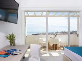 Quarto casal luxo | Frigobar, cofres nos quartos, escrivaninha, quartos à prova de som