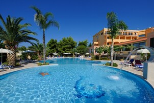 Piscina externa, guarda-sóis, espreguiçadeiras