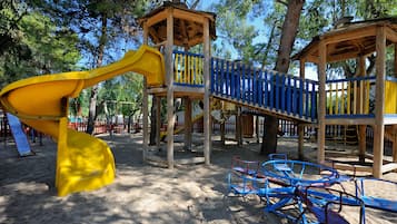 Área de recreio para crianças (ao ar livre)