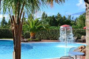 Piscina externa sazonal, guarda-sóis, espreguiçadeiras