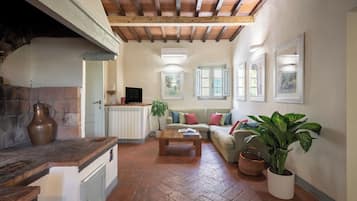 Apartamento Clássico, 3 quartos (Cascinale) | Sala de estar | Televisor