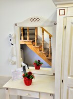 Quarto quádruplo, banheiro compartilhado | Edredons de pluma, escrivaninha, Wi-Fi de cortesia, roupa de cama