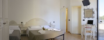 Quarto triplo, banheiro privativo | Edredons de pluma, escrivaninha, Wi-Fi de cortesia, roupa de cama