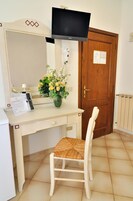 Quarto casal, banheiro compartilhado | Edredons de pluma, escrivaninha, Wi-Fi de cortesia, roupa de cama