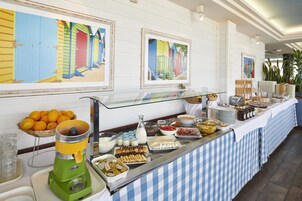 Pequeno-almoço tipo buffet mediante uma taxa aos fins de semana 