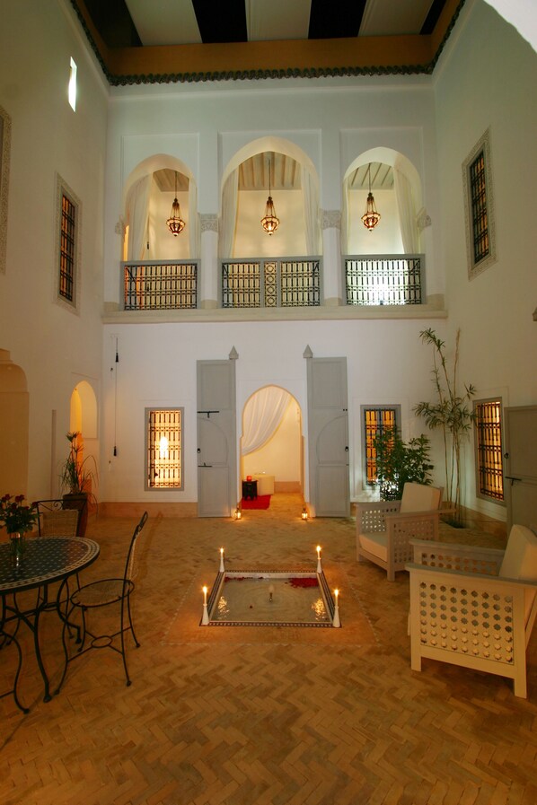 Pequenos-almoços, almoços, jantares servidos, cozinha marroquina 