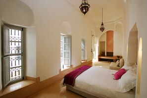 Quarto Triplo de Luxo | Lençóis de algodão egípcio, roupa de alta qualidade, cofre no quarto 