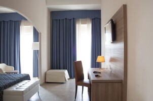 Frigobar, cofres nos quartos, escrivaninha, berços (sobretaxa)