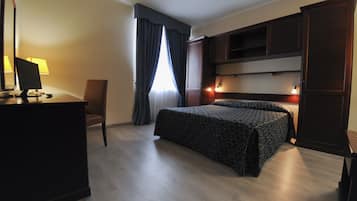 Frigobar, cofres nos quartos, escrivaninha, berços (sobretaxa)