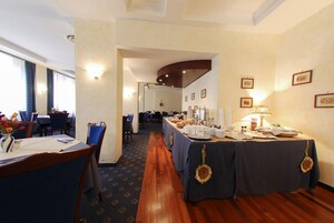 Café da manhã com buffet todos os dias (EUR 10 por pessoa) 
