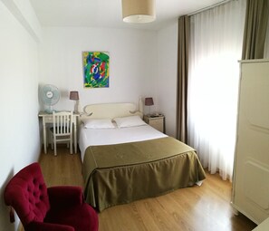 Cofre no quarto, secretária, ferro/tábua de engomar, Wi-fi grátis 