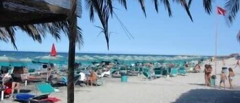 Perto da praia, areia branca, prática de vôlei de praia