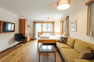 Apartamento (4 Beds) | Área de estar | TV de tela plana 80 cm com canais a cabo, TV