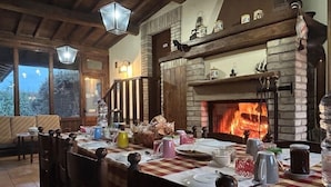 Café da manhã feito na hora todos os dias mediante uma taxa