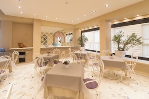 Café da manhã com buffet grátis todos os dias
