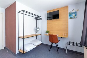 Quarto Duplo Económico | Cofre no quarto, secretária, quartos insonorizados 