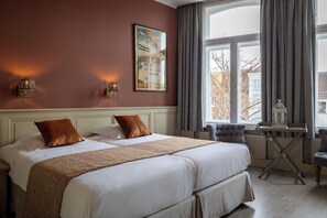 Cofre no quarto, secretária, cortinas/cortinados opacos 