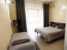 Quarto triplo luxo, 1 quarto, banheiro privativo, no jardim | Lençóis italianos Frette, roupas de cama premium, edredons de pluma