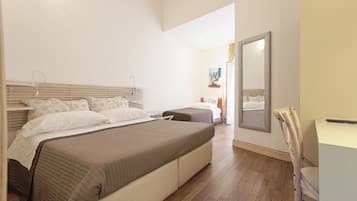 Quarto triplo conforto, sacada | 1 quarto, roupas de cama premium, camas Select Comfort, escrivaninha