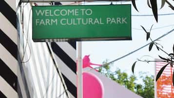 Placa com a inscrição 'BEM-VINDO AO PARQUE CULTURAL FARM'.