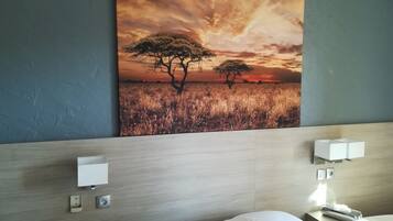 Quarto triplo (1 double + 1 single) | Cofres nos quartos, escrivaninha, cortinas blackout
