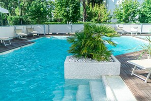 Piscina externa sazonal, guarda-sóis, espreguiçadeiras