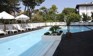 Piscina externa sazonal, guarda-sóis, espreguiçadeiras