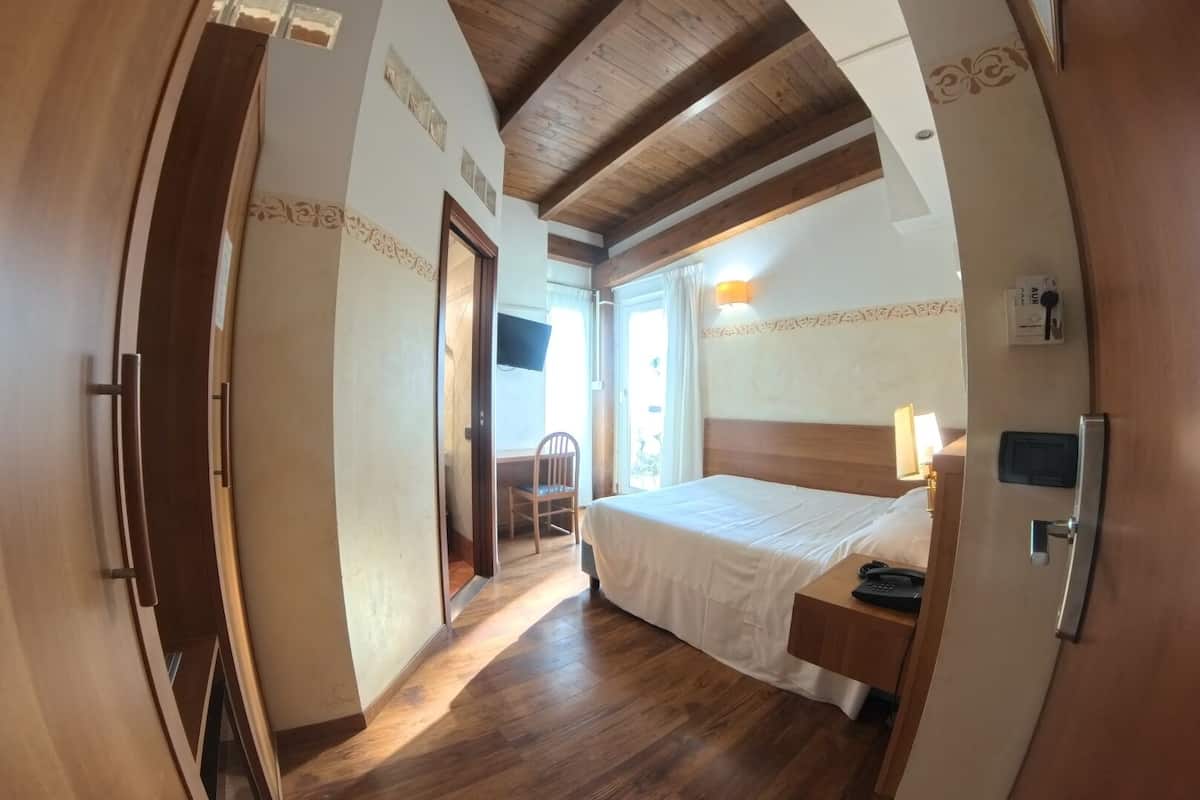 Quarto Individual | Edredões de penas, minibar, cofre no quarto, secretária 