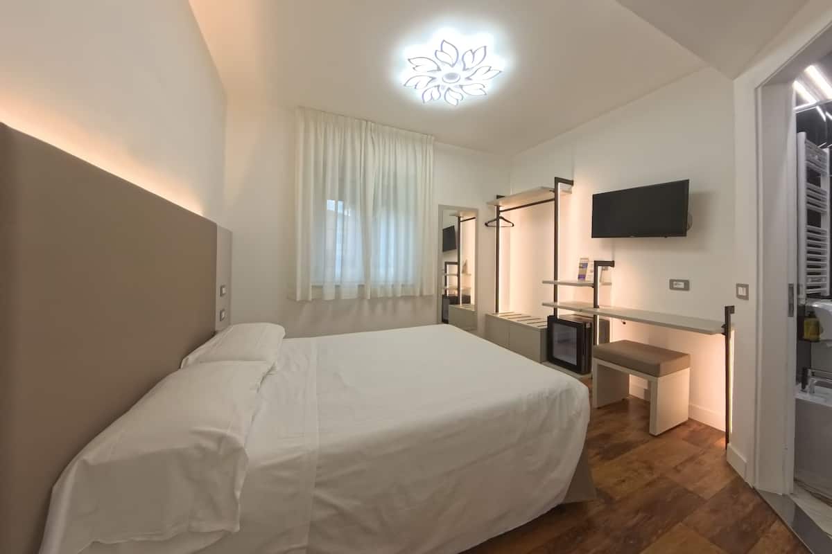 Quarto Básico | Edredões de penas, minibar, cofre no quarto, secretária 
