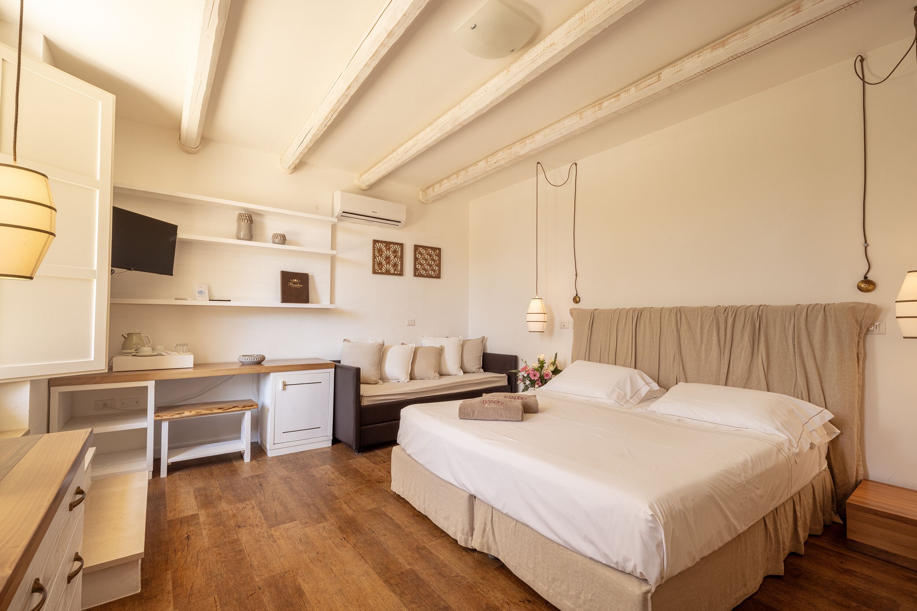 Quarto quádruplo | Frigobar, cofres nos quartos, individualmente decorados