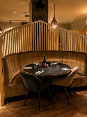 2 restaurantes: servem almoços e jantares