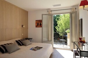 Cofres nos quartos, quartos à prova de som, berços (sobretaxa)